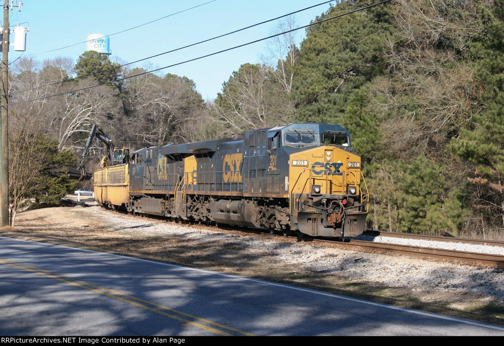 CSX 201 leads a tie train